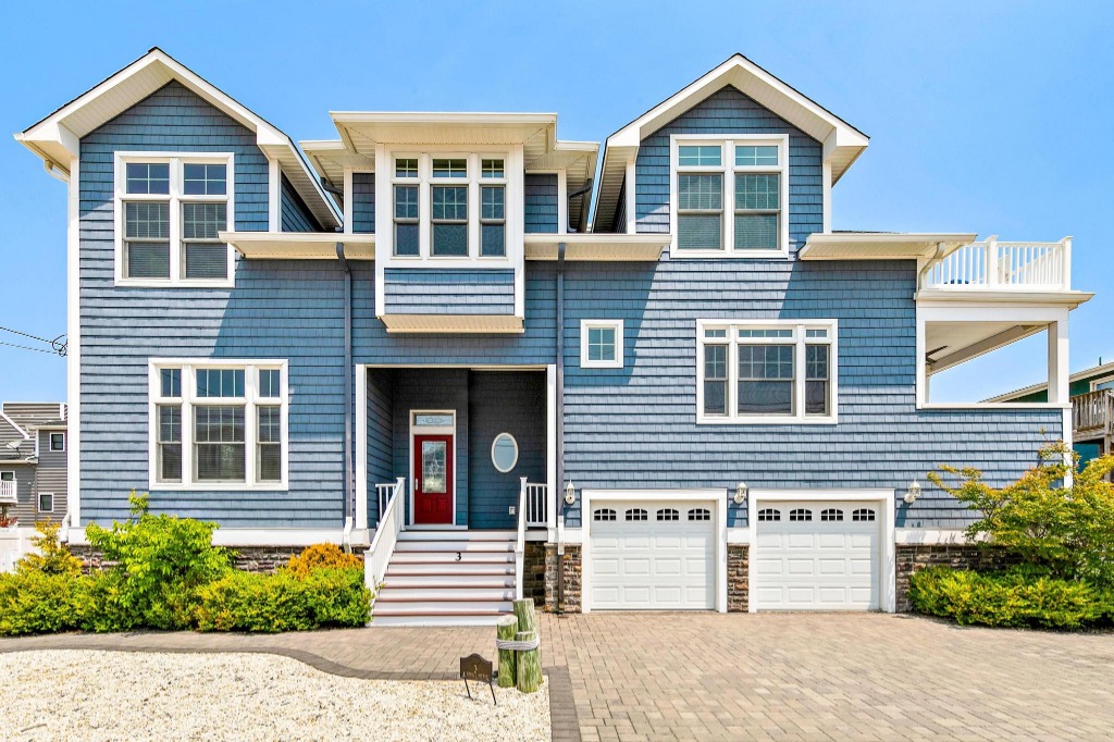 New Gorgeous Oceanside Home w/ Outstanding Views.