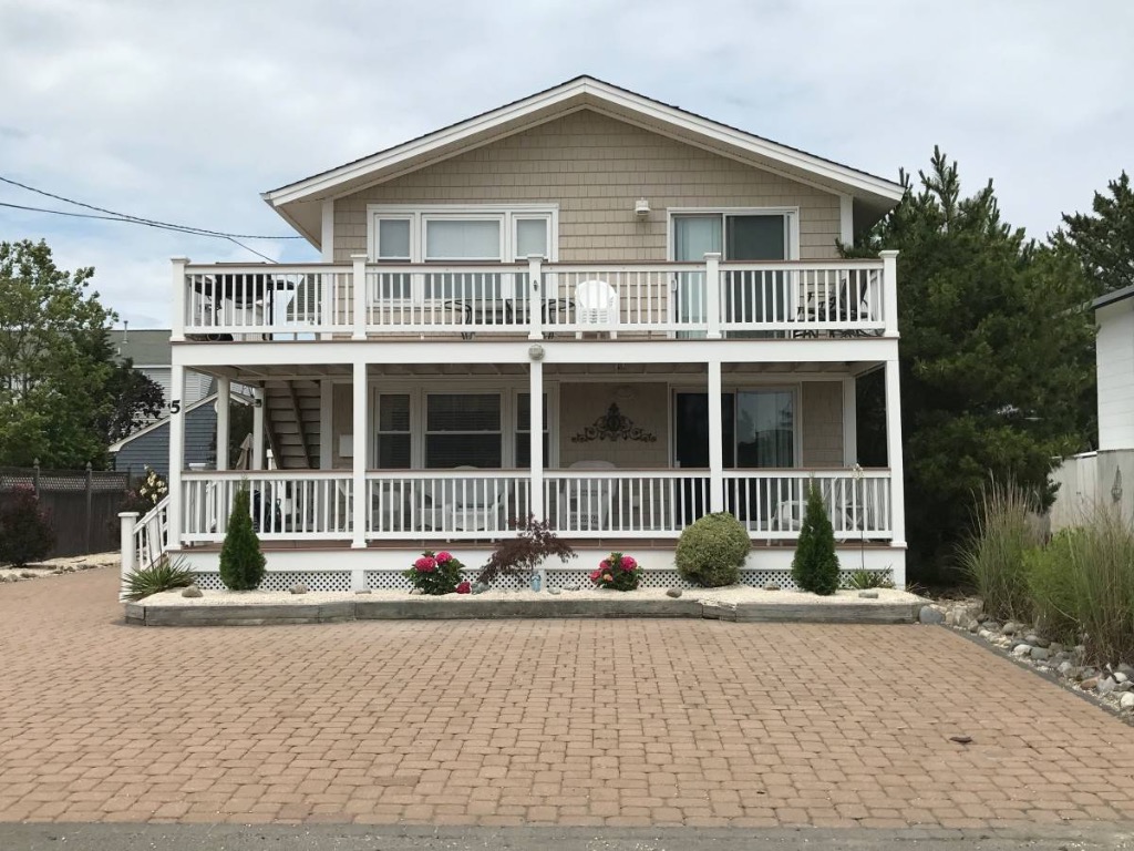 LBI OCEANSIDE 5 bR 3 Bath Super Clean only 10 houses to beach