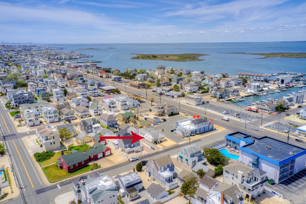 Clean and spacious oceanside home that sleeps 14