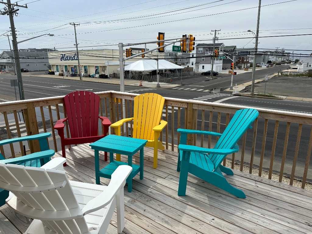 Bright, oceanside beach cottage just outside Beach haven!